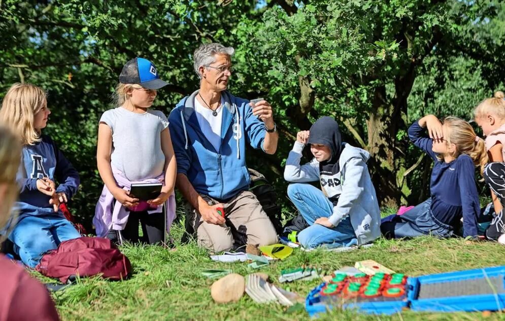 Ein Projekt aus Stormarn: Wie Elisa Eisvogel und Lucy Libelle in der „Draußenschule“ lernen